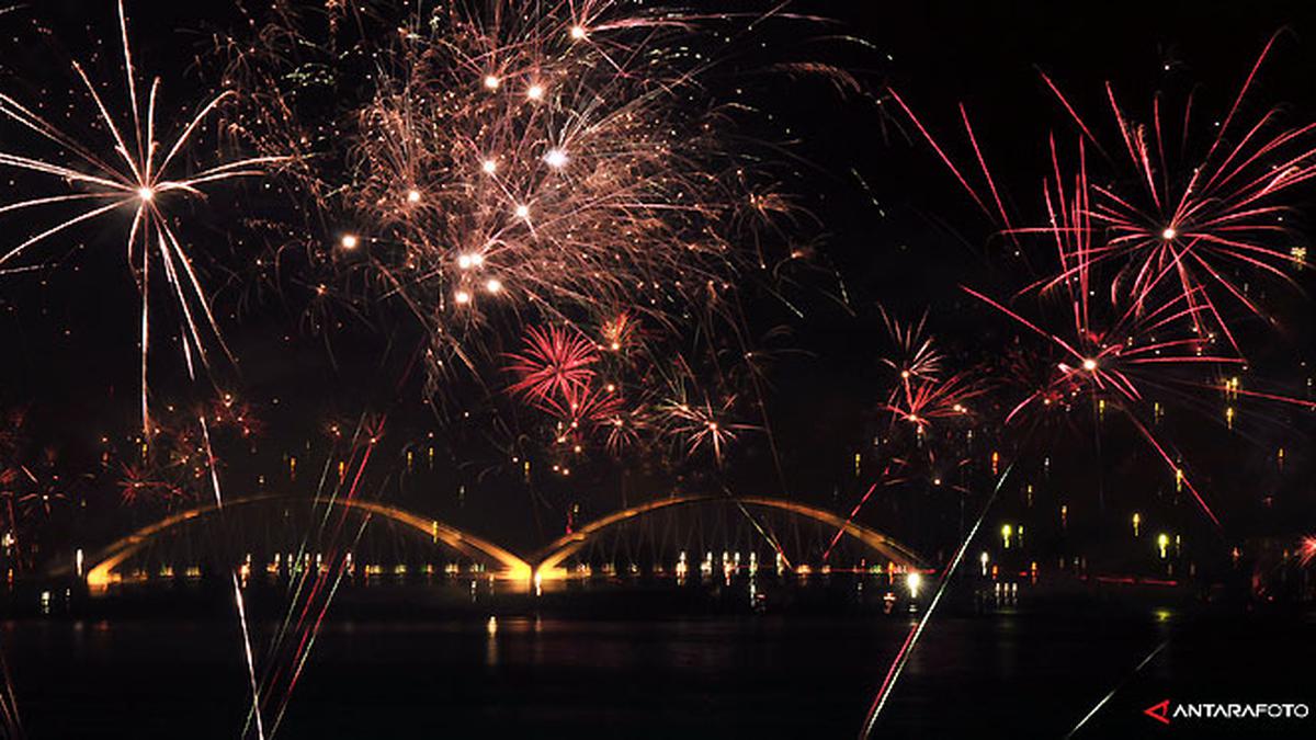 Warga 'Bakar' Jutaan Rupiah untuk Kembang Api - News Liputan6.com
