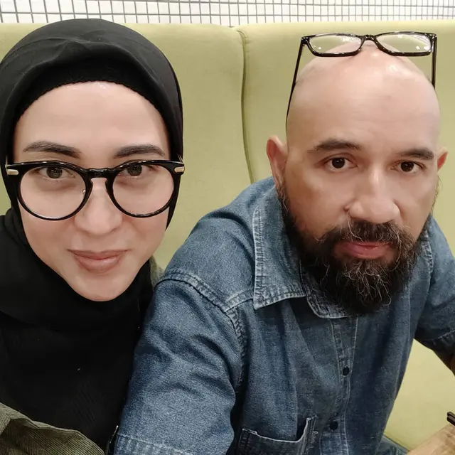 24 Tahun Menikah, Ini 6 Potret Mesra Devi Permatasari dan Suami - Hot Liputan6.com