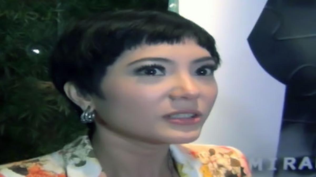 [VIDEO] Poppy Sovia Ditimpuk Saat Naik Kereta Api - Video Liputan6.com