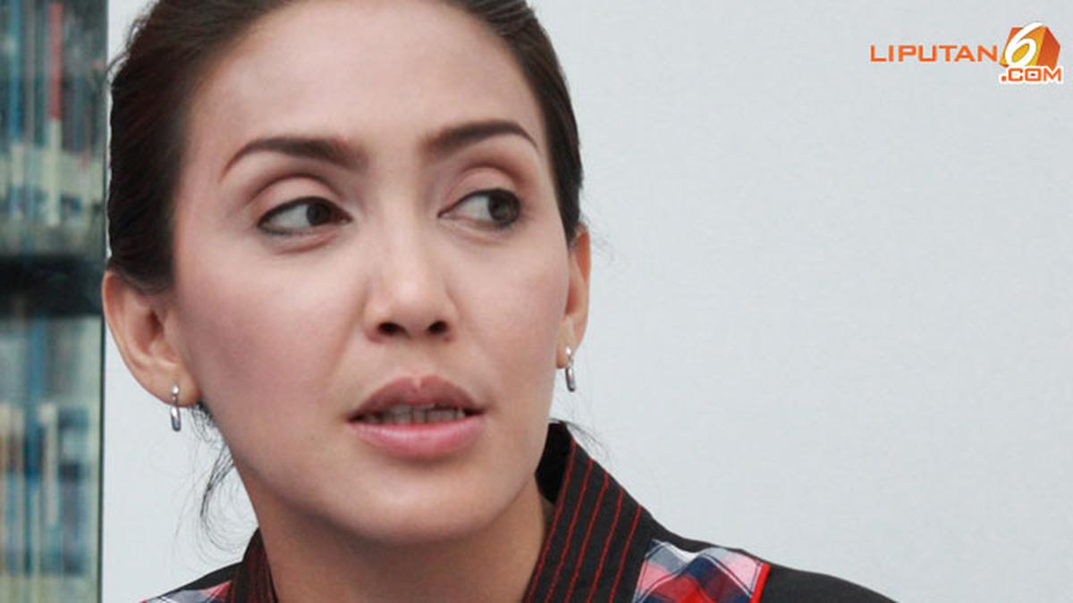 Valentine, Rieke 'Oneng' Kasih Mawar ke Pria Lain