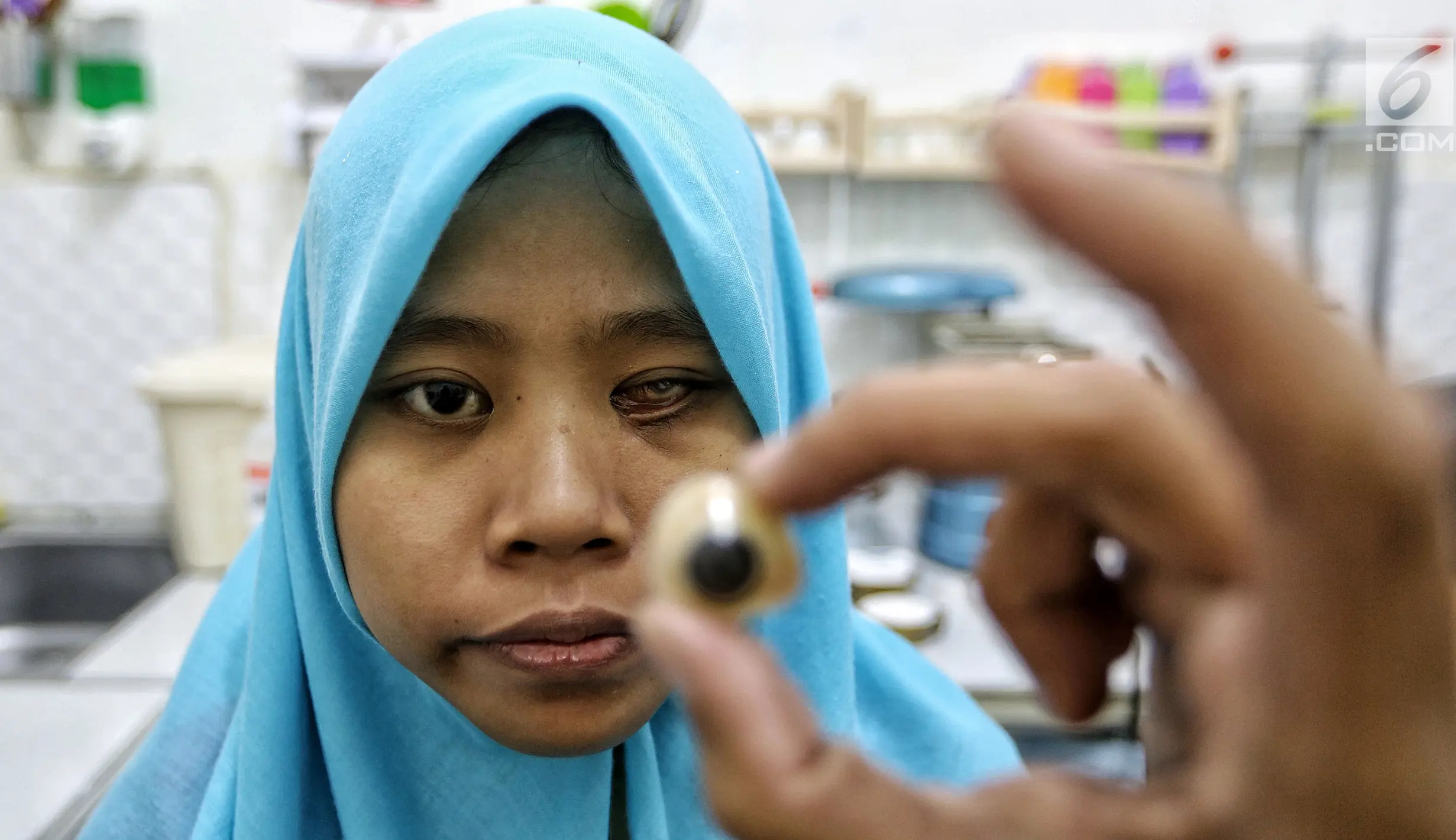 FOTO: Potret Rizwan Ilyasin si Pembuat Bola Mata Palsu - Foto Liputan6.com