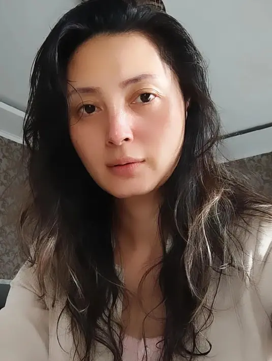 FOTO: 6 Pesona Della Puspita Tanpa Makeup, Awet Muda di Usia 42 Tahun - Foto Liputan6.com