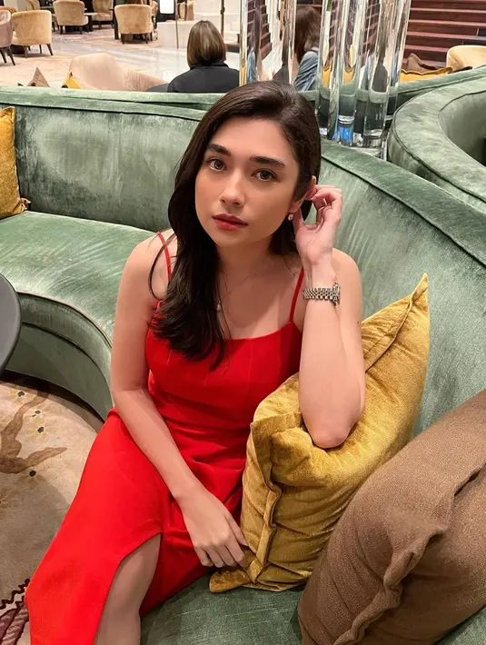 Potret Amanda Rigby Pakai Dress Ini Tampil Makin Menawan - Foto ...