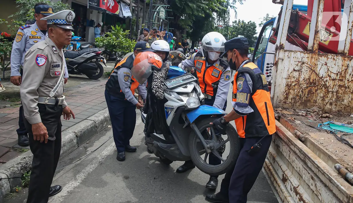 Puluhan Kendaraan Roda Dua Terjaring Operasi Penertiban Parkir Liar - Foto Liputan6.com