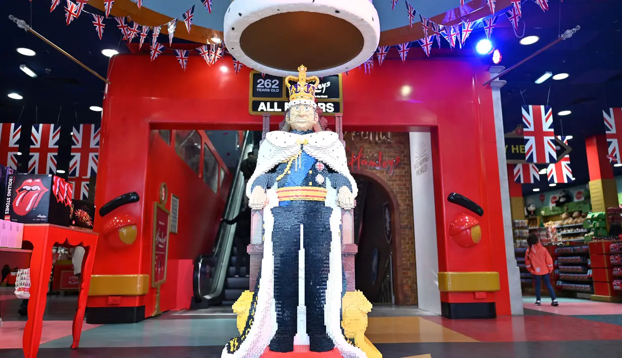 Raja Charles III dalam Versi Lego, Hampir Sama dengan Ukuran Aslinya ...