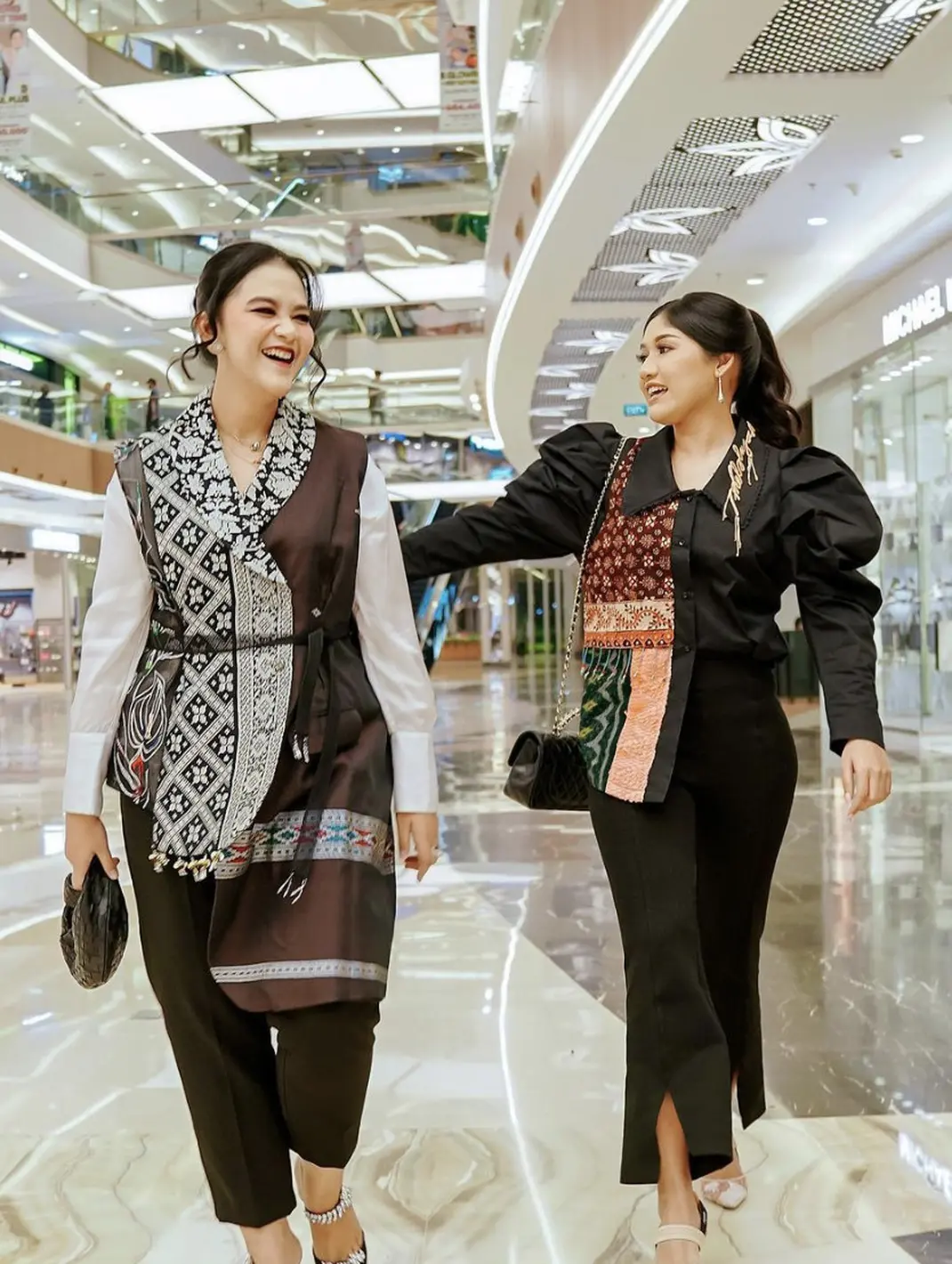 6 Potret Kahiyang Ayu Kenakan Dress Rancangan Desainer Ternama ...