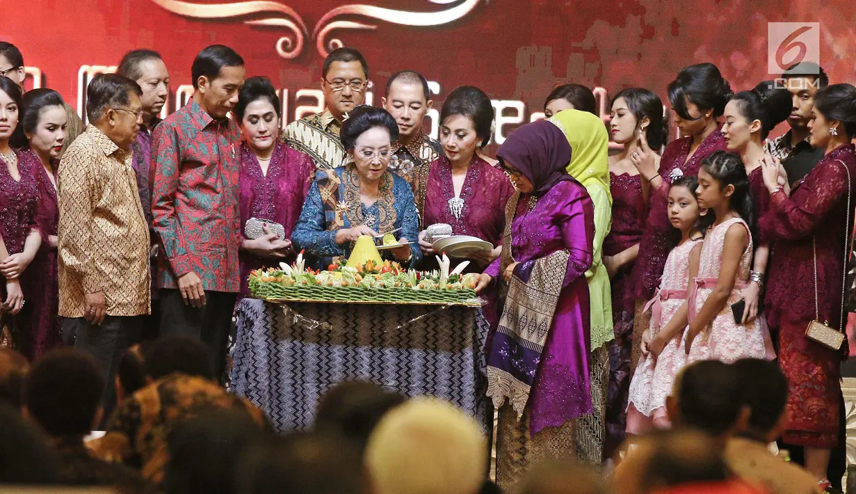 FOTO: Hadiri Ultah Mooryati Soedibyo, Jokowi Dapat Potongan Tumpeng ...