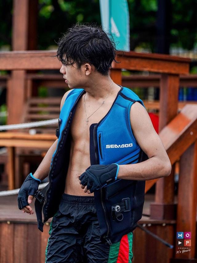 Betrand Peto Pamer Perut Six Pack di Tepi Laut, Pose Gagahnya Bikin ...