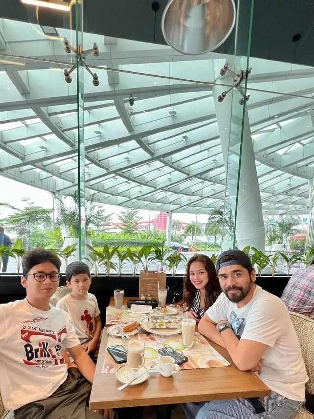 7 Potret Terbaru Rizky Hanggono Bareng Kekasih, Sudah Dekat dengan Anak ...