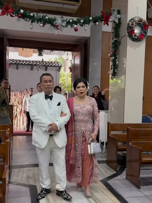 7 Potret Penampilan Keluarga Hotman Paris di Pernikahan Frank Hutapea, Elegan - Hot Liputan6.com