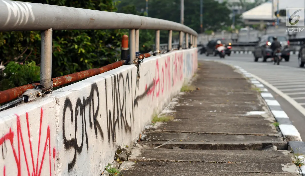 Dinding Jembatan Layang HR Rasuna Said Dipenuhi Coretan - Foto Liputan6.com
