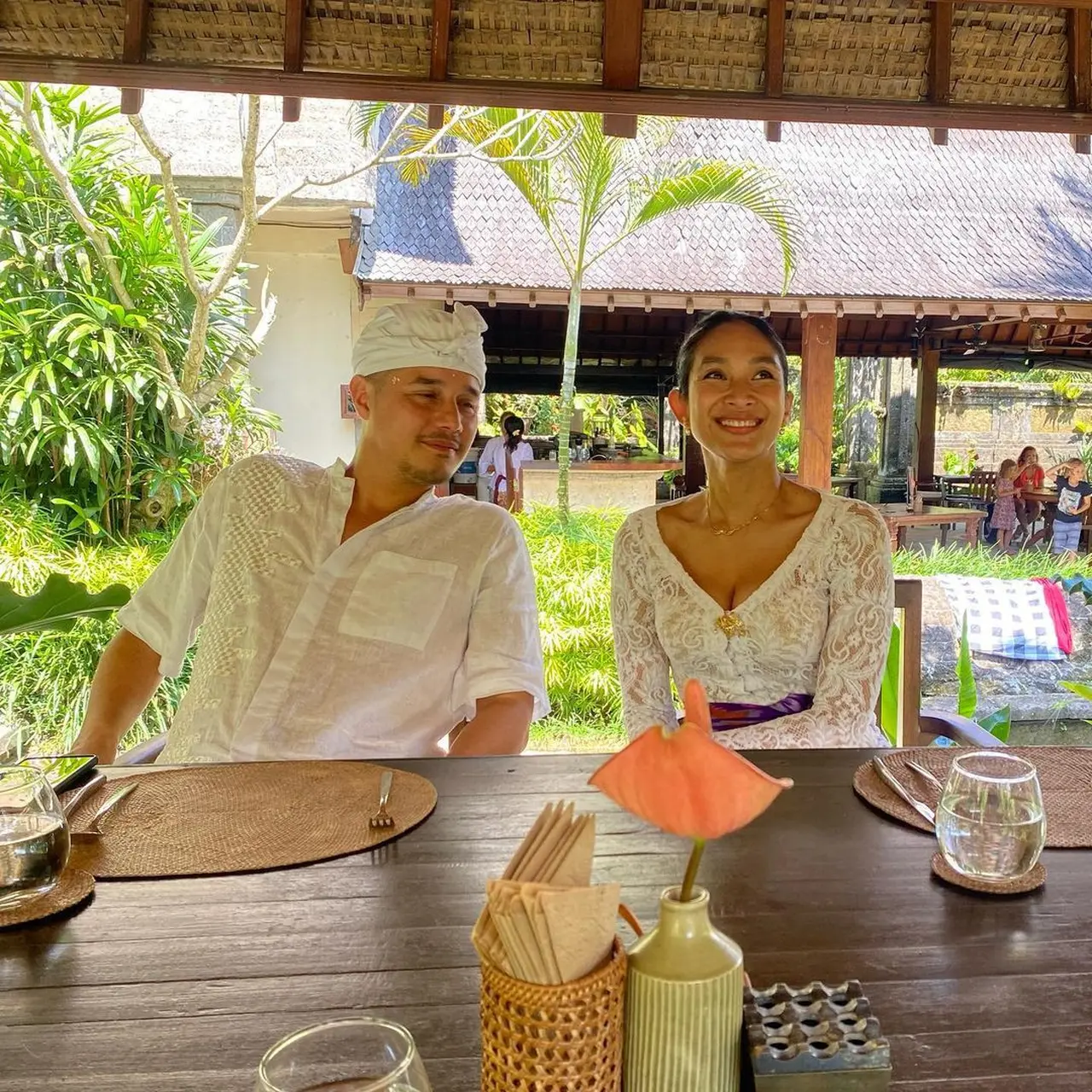 13 Tahun Menikah, Happy Salma dan Tjok Gus Selalu Tampil Serasi dengan ...