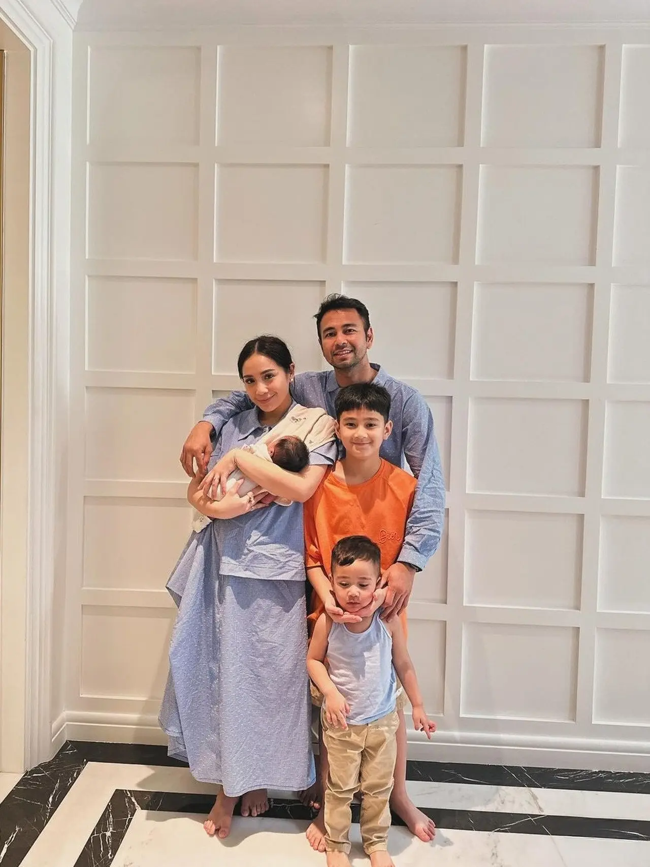 7 Potret Raffi Ahmad Adopsi Anak, Nagita Bahagia Punya Bayi Perempuan - Hot Liputan6.com