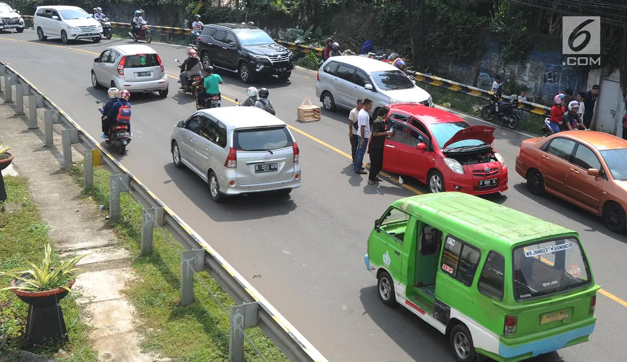FOTO: Hari Kedua Lebaran, Jalur Puncak Macet - Foto Liputan6.com