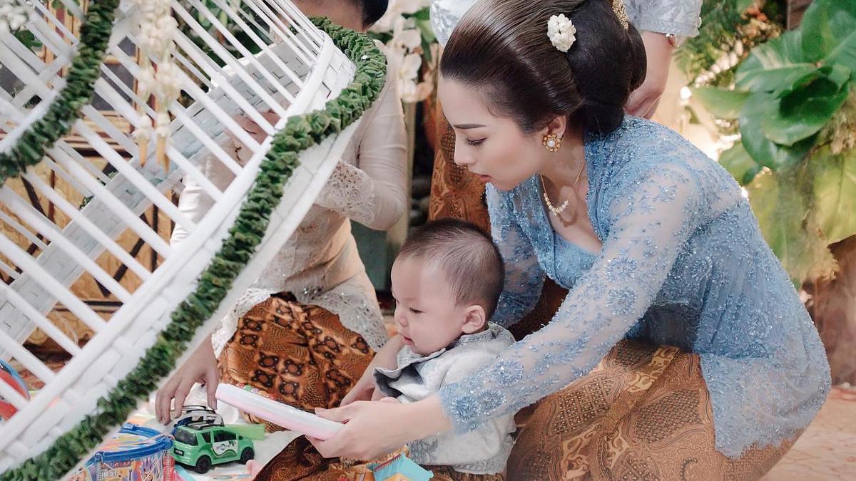 Potret Tedak Siten Baby Issa Anak Nikita Willy dan Indra Priawan