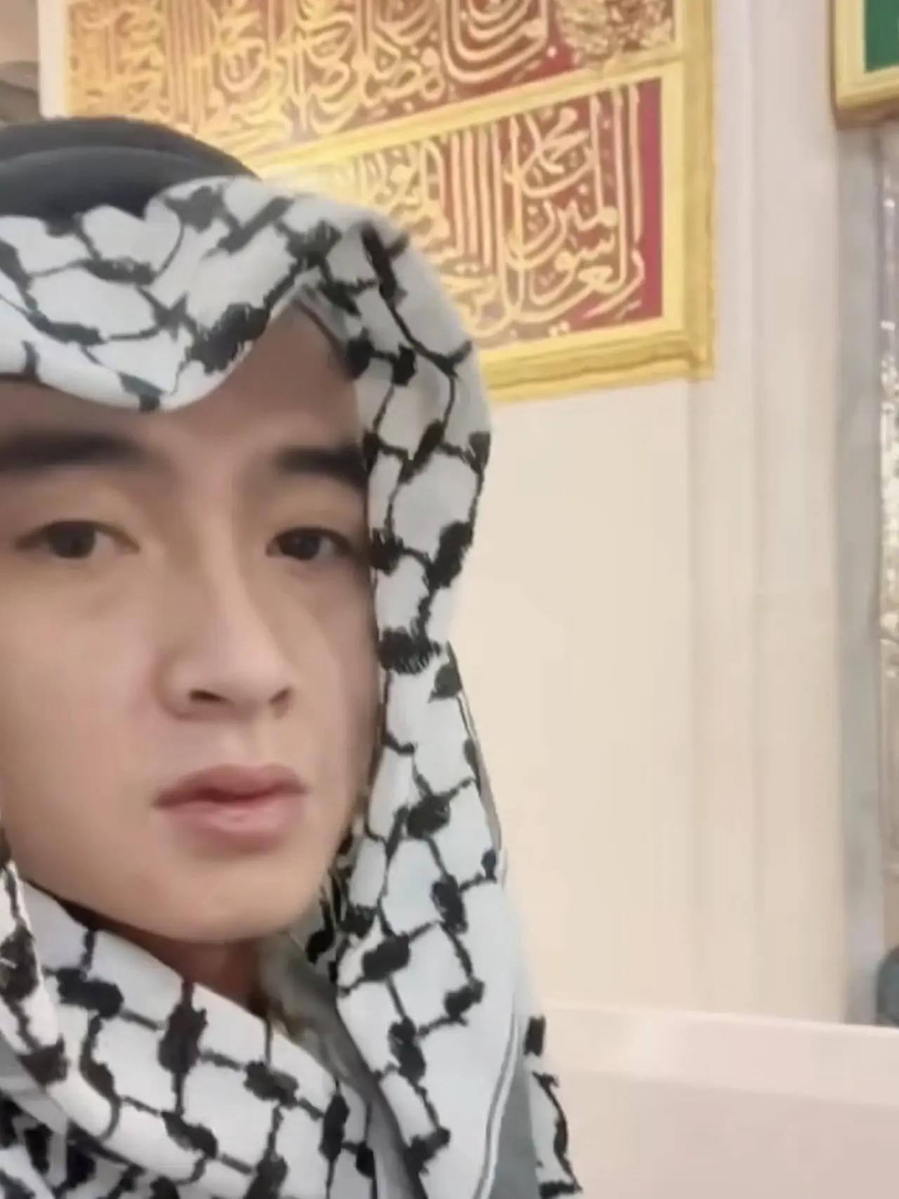 7 Potret Sensen Asisten Raffi Ahmad Jalani Umroh, Jadi Kado Spesial ...