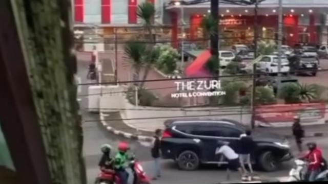 Viral, Pajero Sport Diamuk Massa Usai Tabrak Lari Pemotor Wanita di Palembang - Regional ...