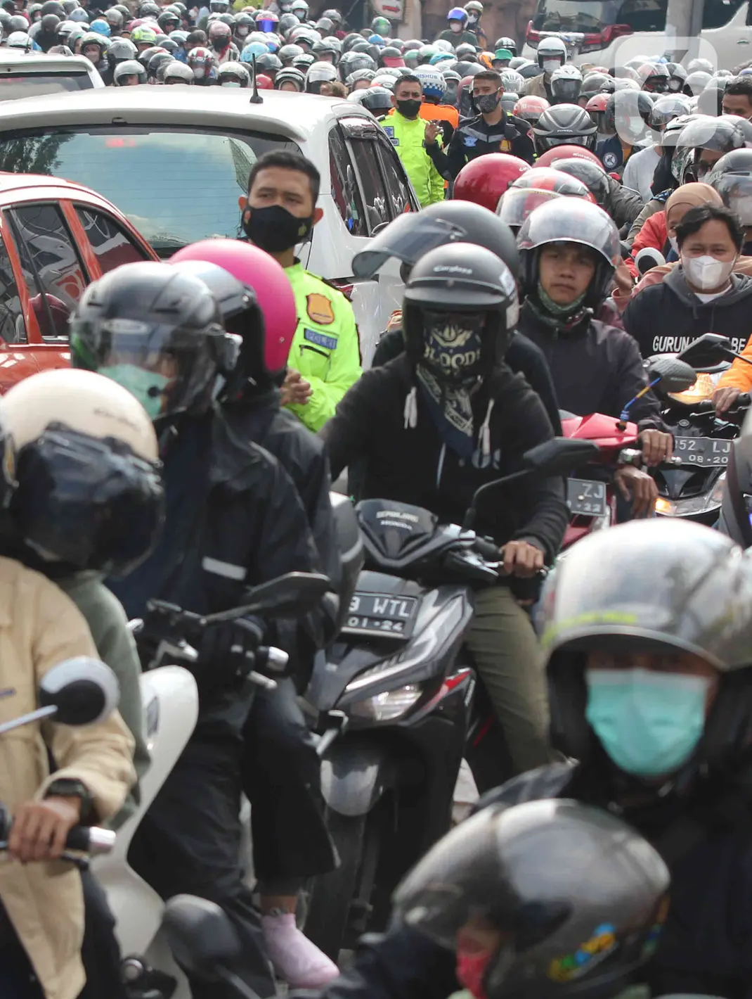 FOTO: Penampakan Ramainya Jalan Raya Puncak - Foto Liputan6.com