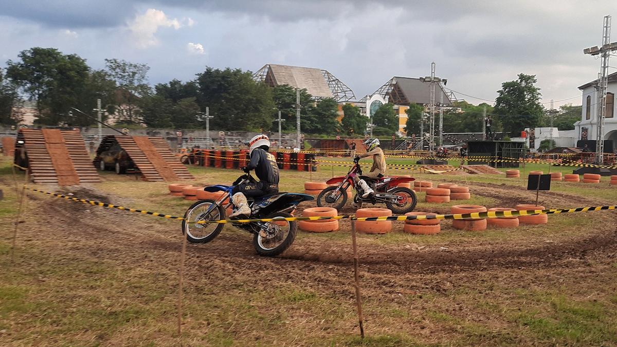 Kerasnya Adu Balap Motocross di dalam Benteng Peninggalan Kolonial ...