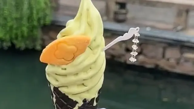 6 Potret Cone Es Krim Ini Nyeleneh Tapi Unik, Pakai Rok dan Jepit ...