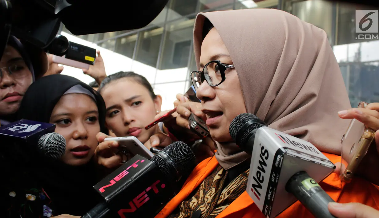 FOTO: Ekspresi Eni Saragih Usai Jalani Pemeriksaan di KPK - Foto ...