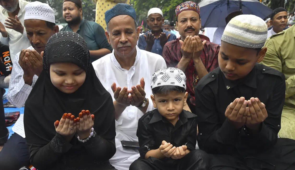 Ketika Umat Muslim India Sholat Idul Adha 2023 di Bawah Guyuran Hujan ...