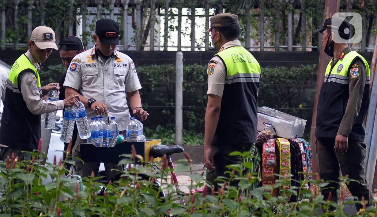 Jelang KTT ASEAN, Satpol PP Tertibkan Pedagang Kopi Keliling di Jakarta - Foto Liputan6.com