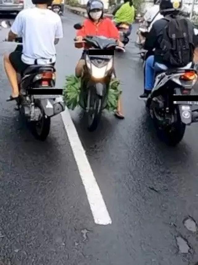 6 Tingkah Nyeleneh Emak-Emak Naik Motor, Bukti Ratu Jalanan - Hot Liputan6.com