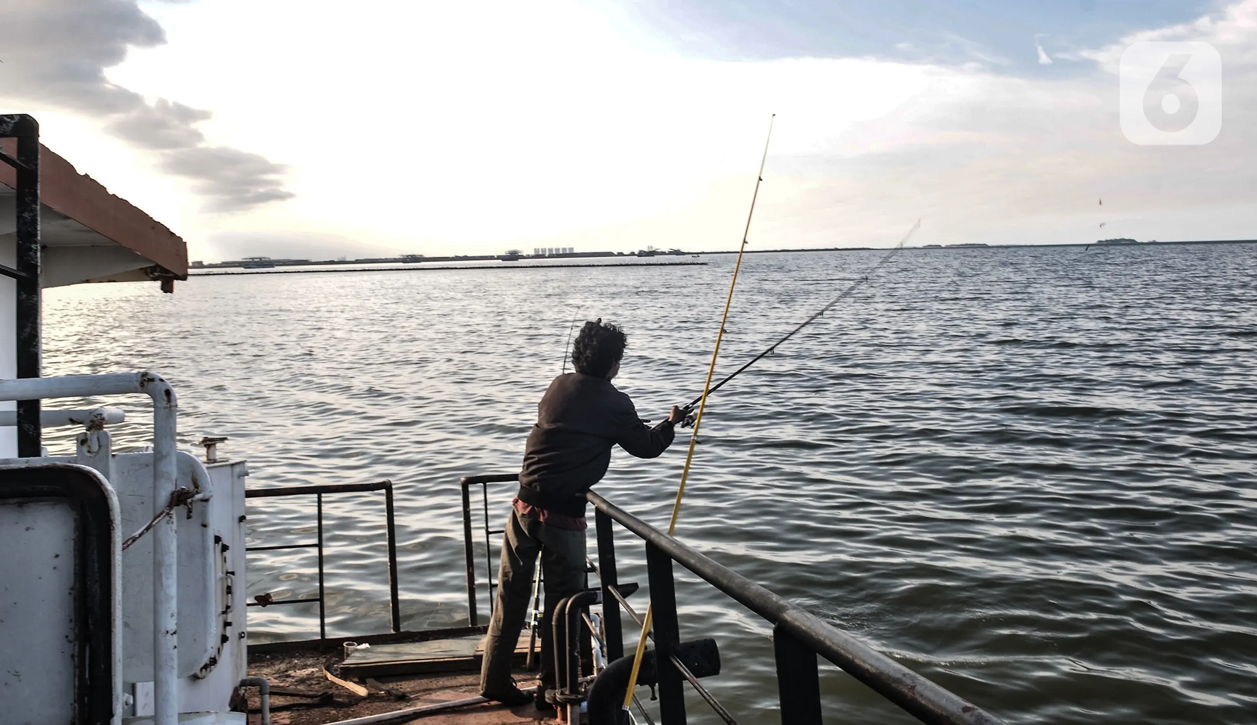 FOTO: Memancing Dari Atas Kapal Karam - Foto Liputan6.com