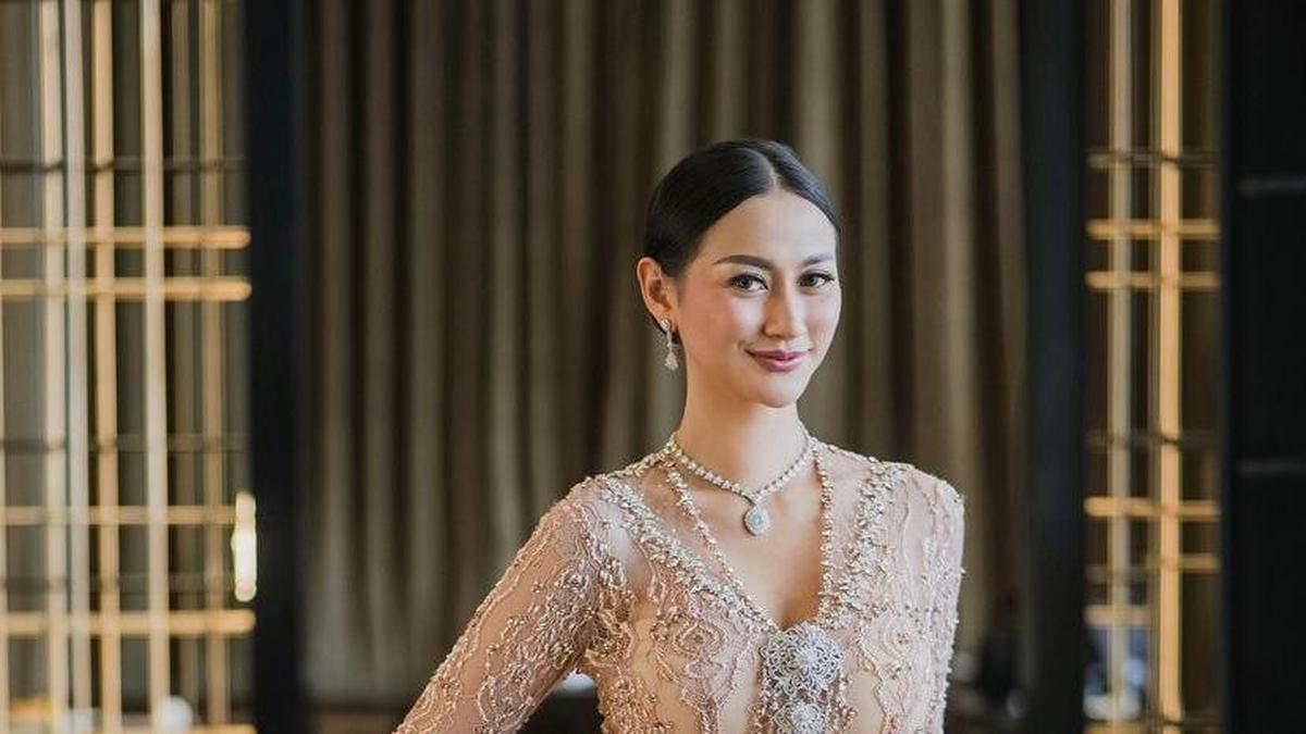 8 Potret Putri Indonesia 2020 Ayu Maulida Berkebaya di Momen Siraman hingga Midodareni Jelang ...