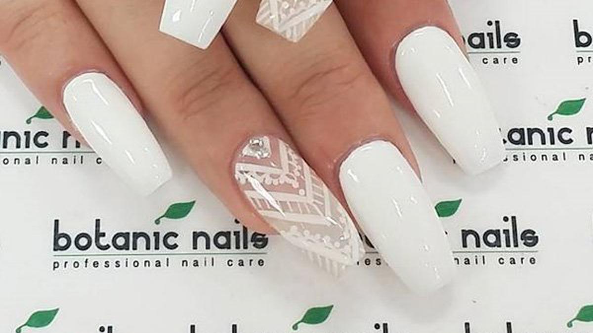 8 Inspirasi Nail Art Elegan Dalam Sentuhan Warna Putih - Photo Fimela.com