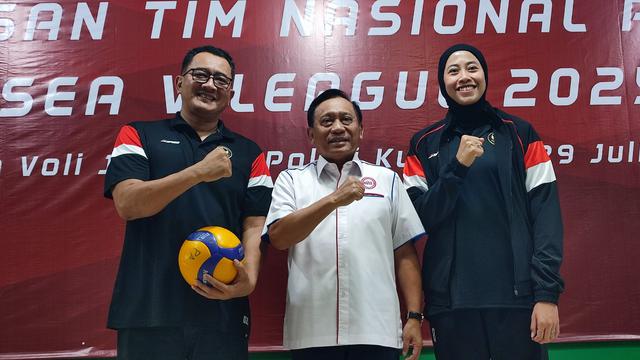 Ketua Umum PBVSI Imam Sudjarwo Lepas Timnas Voli Putri yang Akan ...