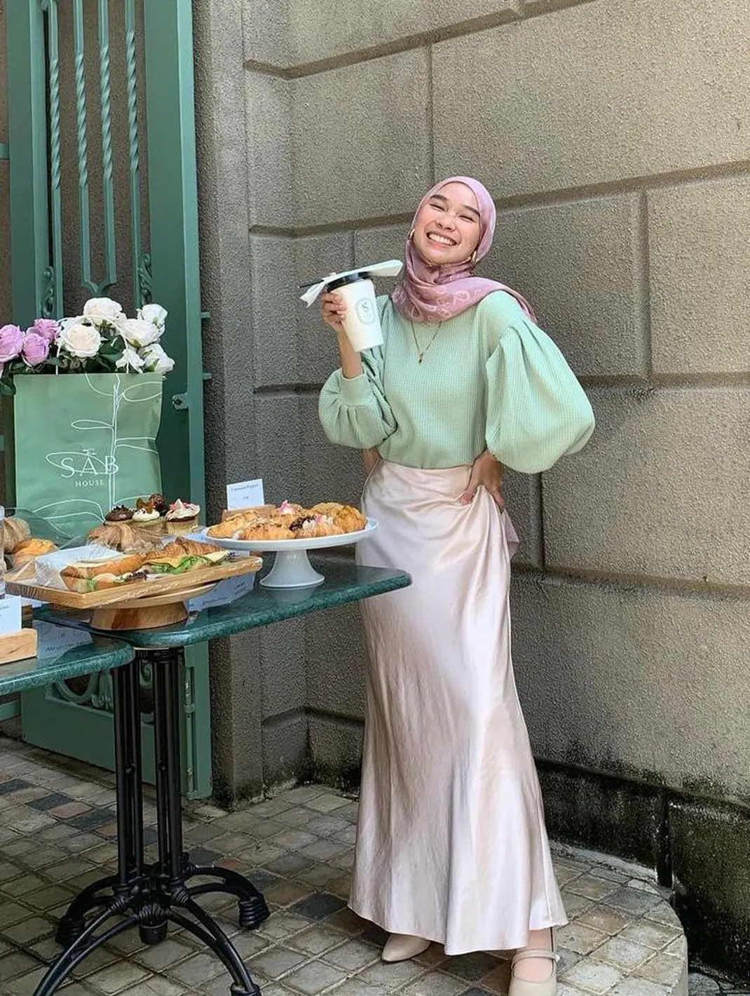 6 Gaya Busana Hijab untuk Samarkan Bahu Lebar