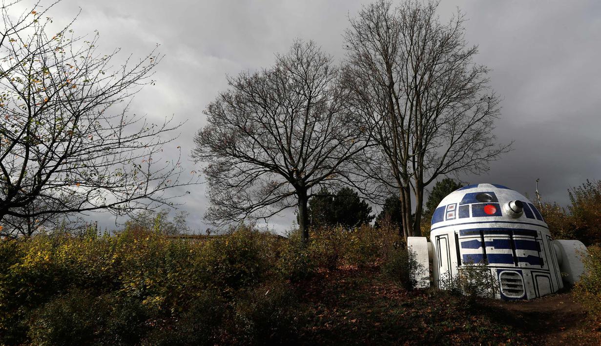 PHOTO: Bungker Mirip Robot Star Wars Gegerkan Warga Praha - Foto ...