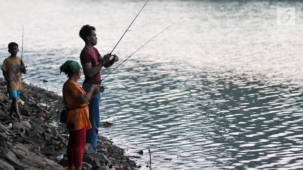 Warga Ngabuburit Sambil Mancing di Setu Babakan - Foto Liputan6.com