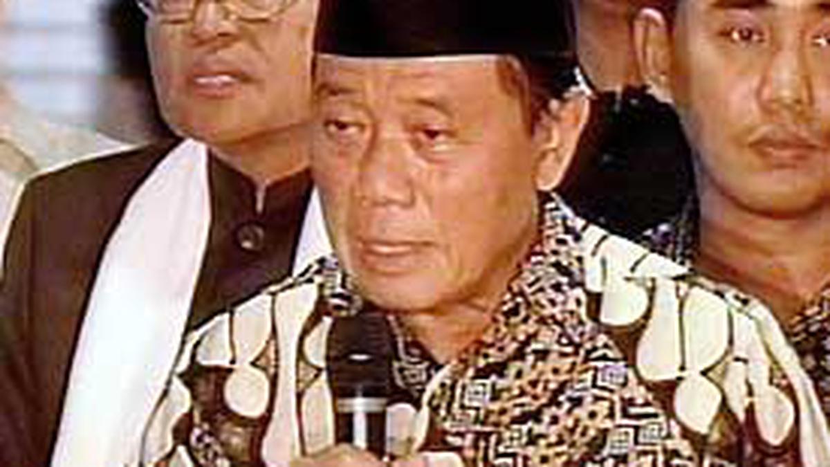 Sri Sultan dan Harmoko Menjenguk Pak Harto