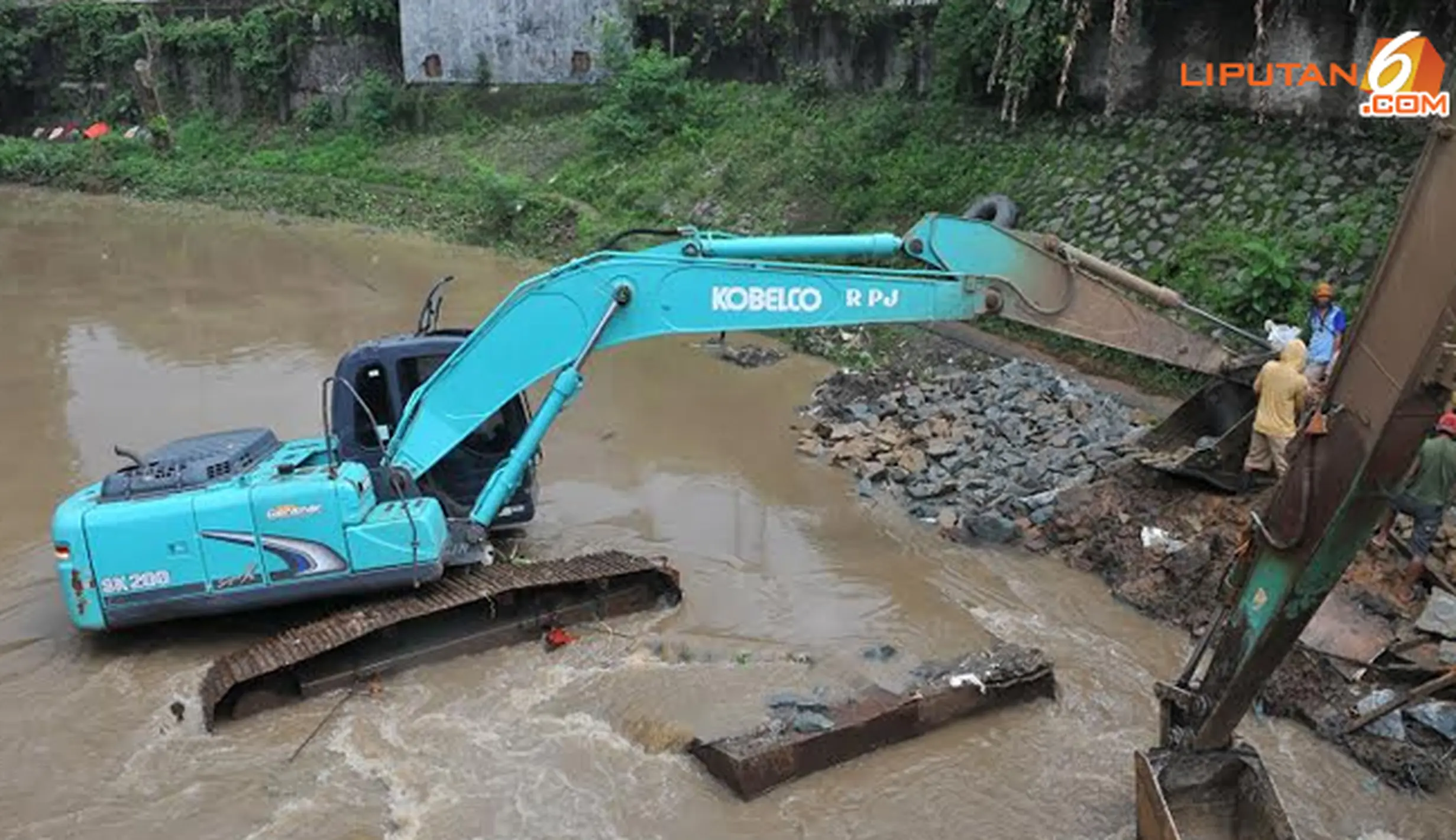 [FOTO] Sebuah Eskavator Terperosok Ke Dalam Sungai - Foto Liputan6.com