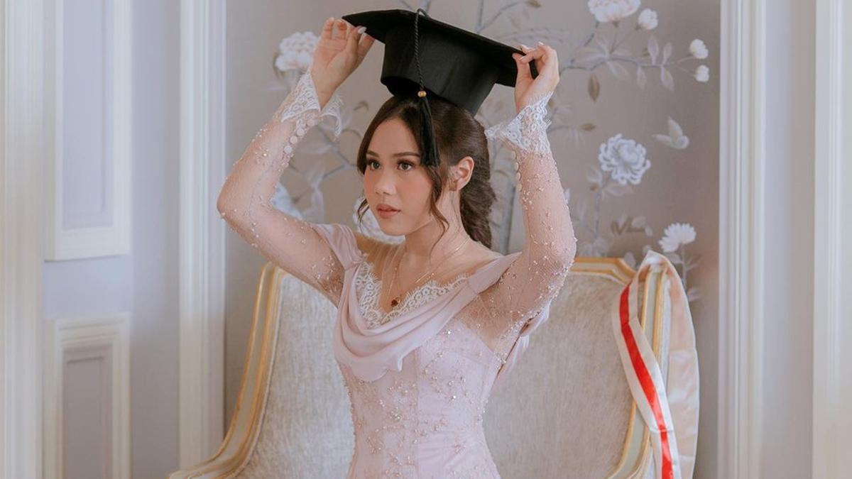 Momen Bahagia Nadin Amizah Wisuda Menawan Pakai Kebaya Putih Foto