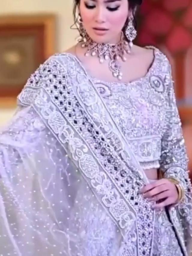 6 Potret Bunga Zainal Pakai Lehenga, Gayanya Bak Pengantin India - Hot ...