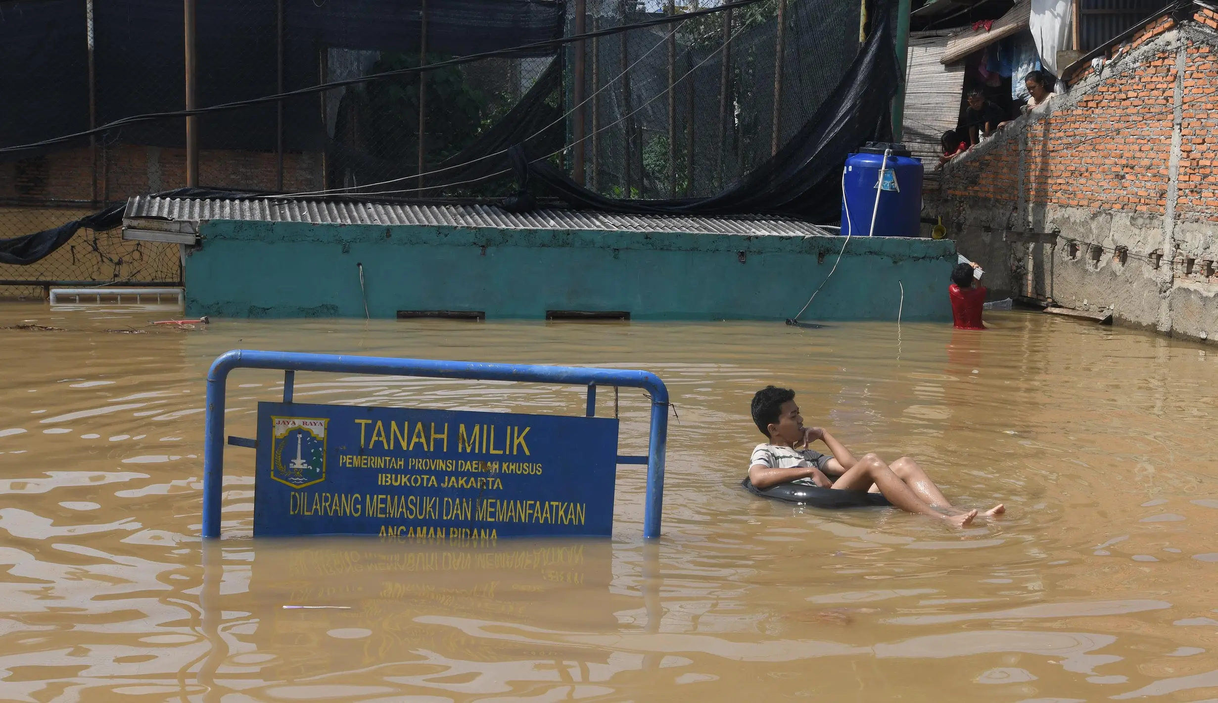 Evakuasi Warga Terdampak Banjir Luapan Kali Ciliwung Jakarta - Foto Liputan6.com