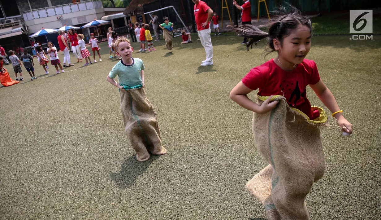 PHOTO: Siswa Bule Ikuti Lomba Tradisional Peringati Kemerdekaan RI ...