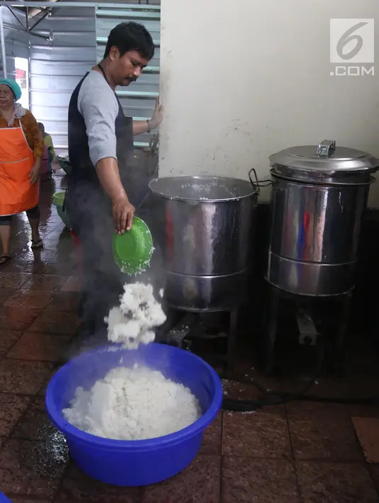 FOTO: Dari Balik Dapur Masjid Istiqlal Siapkan 1.000 Hidangan Berbuka ...