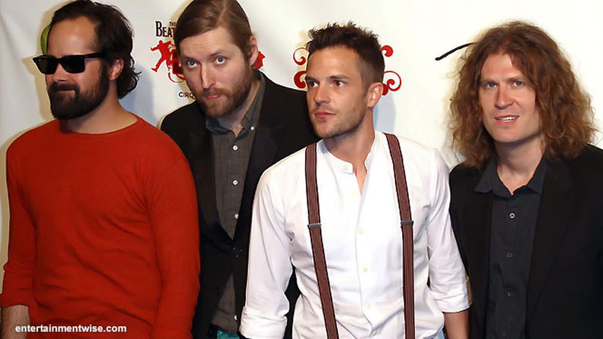 The Killers Mainkan Lagu The Beatles di Tengah Pulau - ShowBiz Liputan6.com