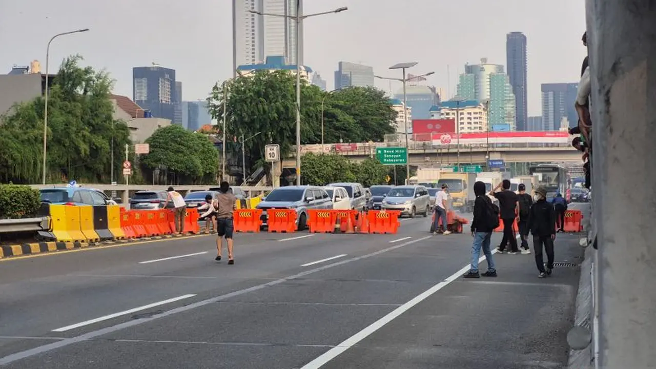 Demonstran Jebol Pagar Gedung DPR RI - News Liputan6.com