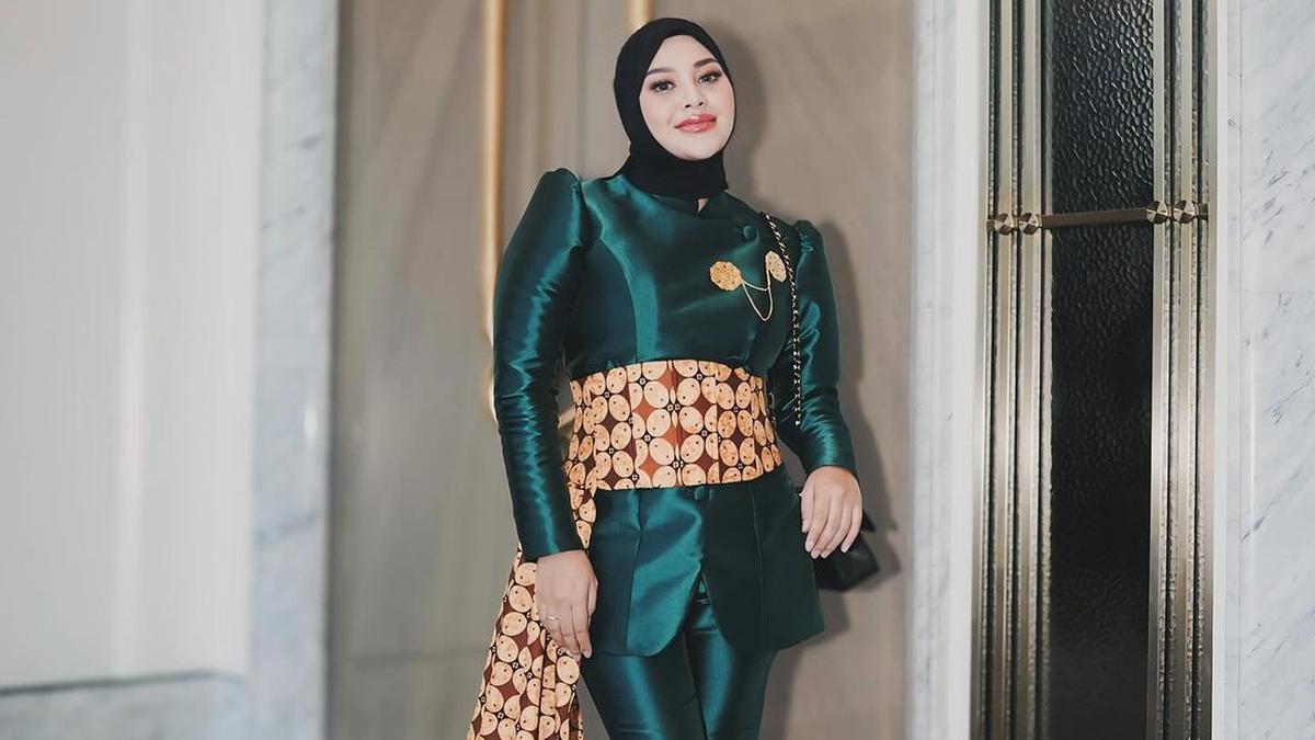 6 Inspirasi Kebaya Modern dari Aurel Hermansyah, Elegan untuk Berbagai Acara - Fashion Fimela.com