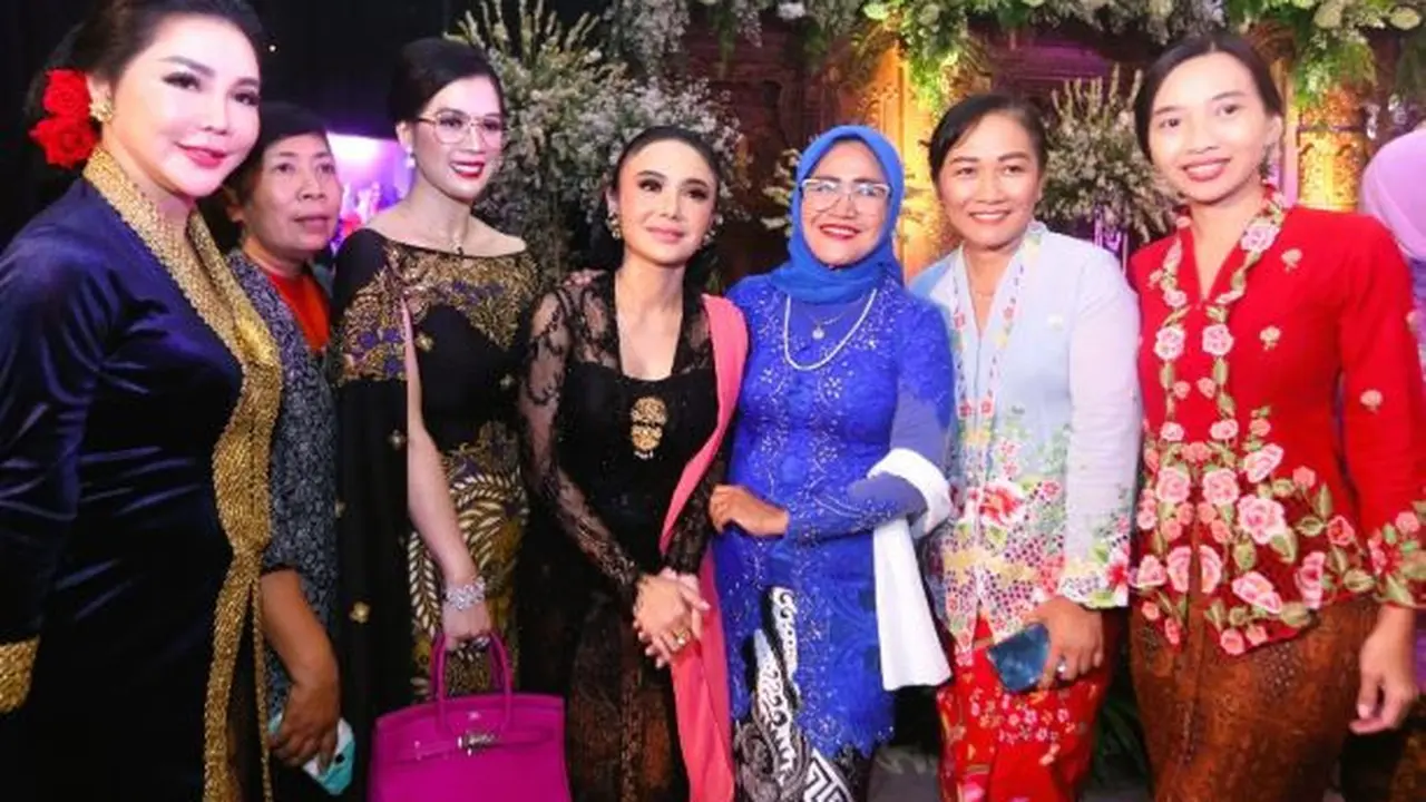 Ramai-Ramai Kampanyekan Kebaya jadi Warisan Budaya UNESCO - ShowBiz Liputan6.com