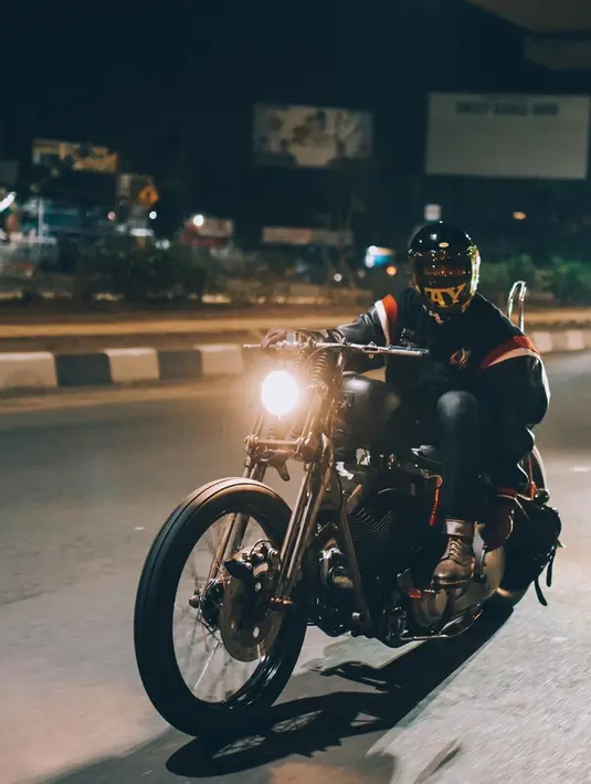 Potret Vincent Rompies Naik Moge, Makin Keren dan Macho - Page 1 - Foto Liputan6.com