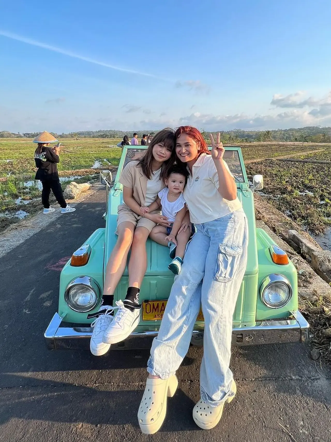 7 Potret Liburan Keluarga Wendi Cagur di Jogja, Penampilan Putri ...