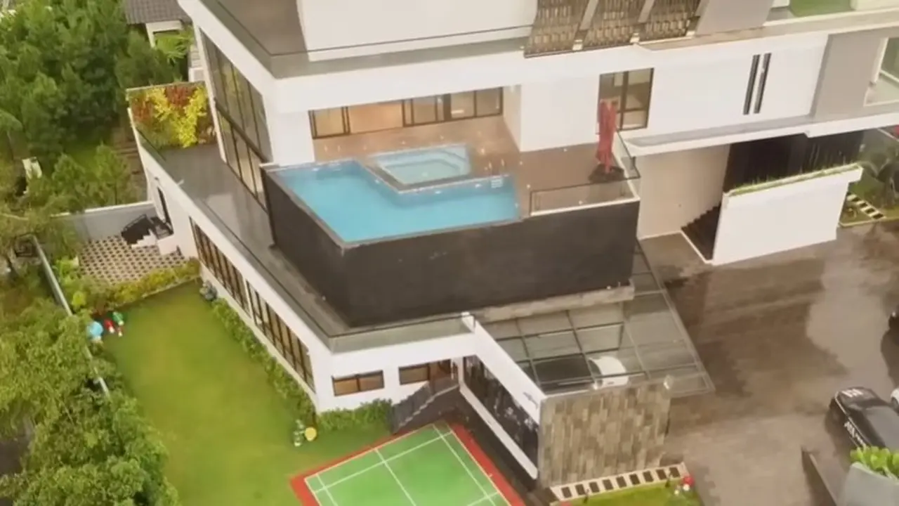 14 Potret Rumah Baru Verrell Bramasta dengan View Gunung Salak ...