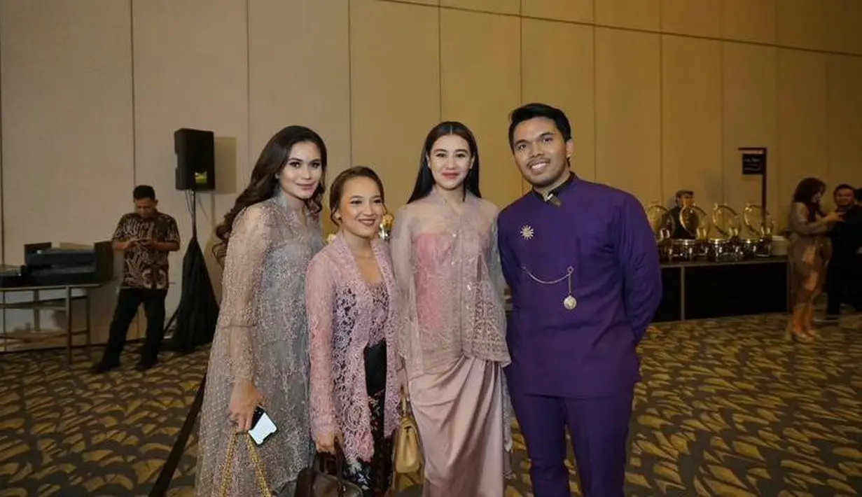 6 Gaya Aaliyah Massaid Hadir di Acara Mitoni Aurel Hermansyah, Tampil Anggun Berkebaya Pink ...